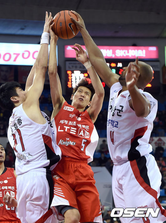 [스포츠종합][사진]김선형,'KGC 수비 거칠어' | YTN