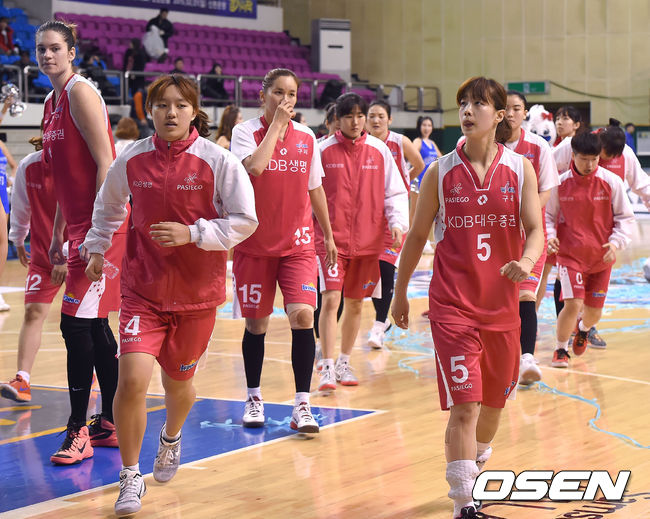 [스포츠종합][사진]아쉬운 KDB생명 선수들,'우리의 연패 탈출은 언제쯤' | YTN