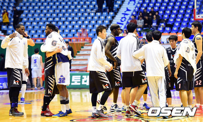 [스포츠종합][사진]KCC 상대로 완승 거둔 KT | YTN