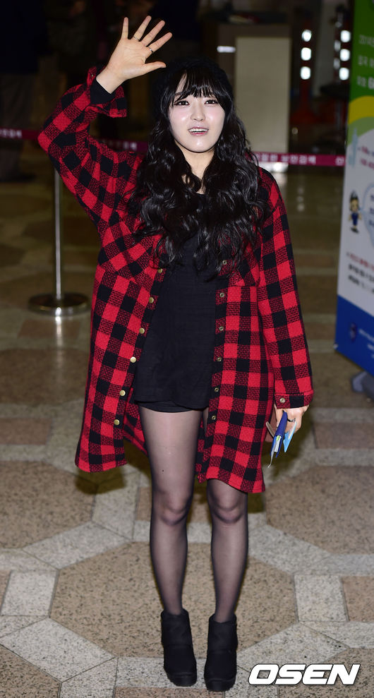 [방송][사진]AOA 찬미,'엔돌핀 샘솟는 명랑한 손인사' | YTN