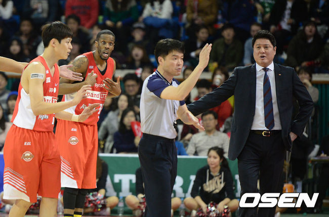 [스포츠종합]'비디오 판독 확대' KBL, 아직도 권위적인 심판 | YTN