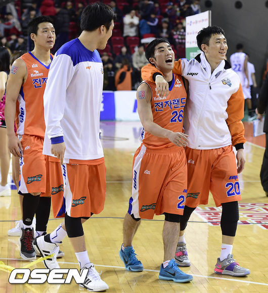 [스포츠종합]KGC, kt 5연패 내몰고 3연승...전자랜드, 삼성 잡고 PO행↑(종합) | YTN