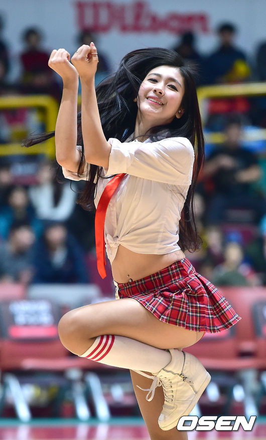 [스포츠종합][사진]치어리더 김연정,'긴머릿결 섹시하게 휘날리며' | YTN