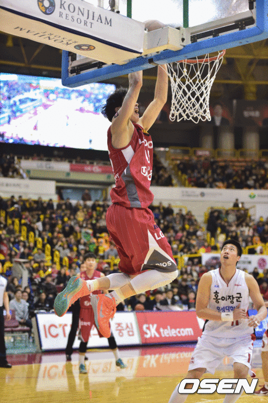 [스포츠종합][사진]김종규,'KGC 사기 꺾는 엘리웁 덩크슛' | YTN
