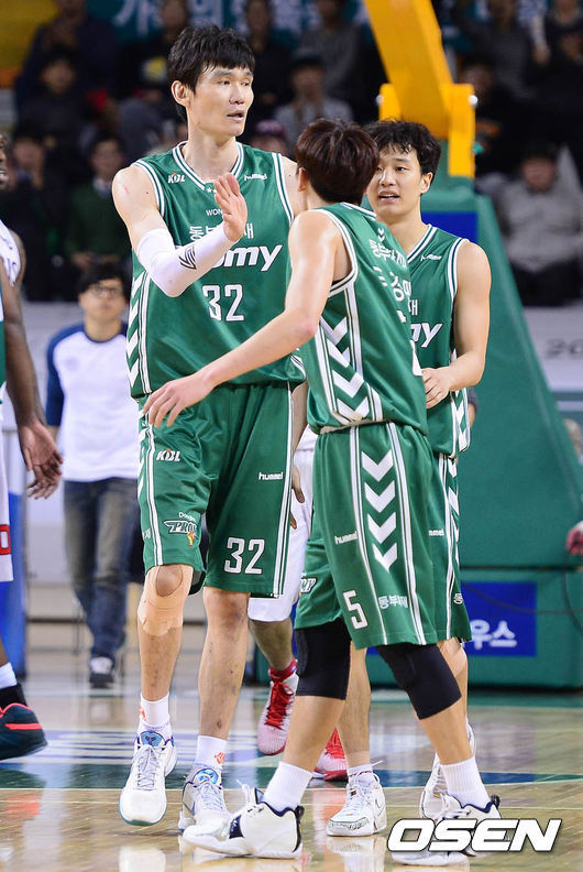 [스포츠종합]'김주성 맹활약' 동부, KGC잡고 7연승 질주... LG 500승 | YTN