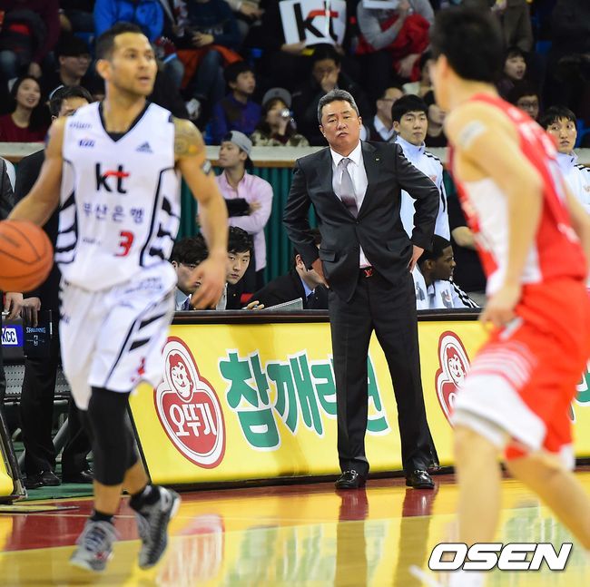 [스포츠종합][사진]KT 전창진 감독,'잡고싶다 SK' | YTN