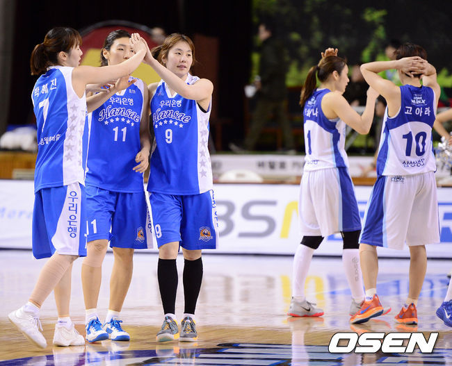 [스포츠종합]우리은행, 정규리그 3연패까지 1승...KDB 7연패 수렁 | YTN