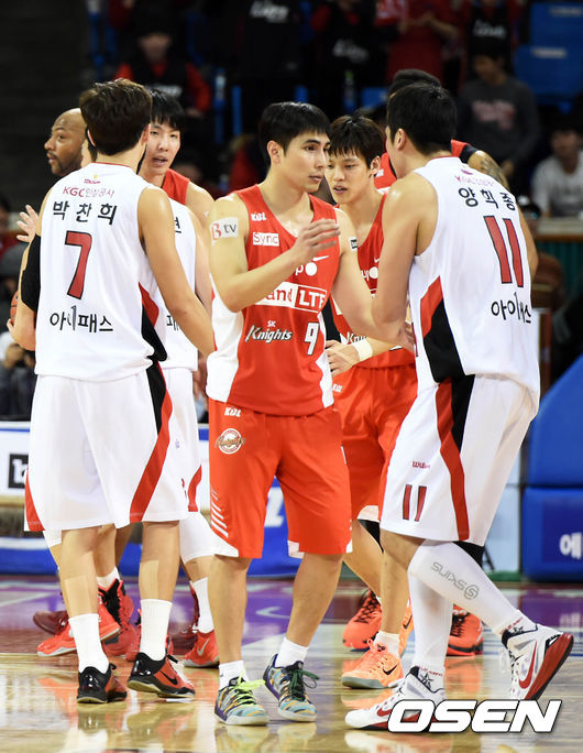 [스포츠종합][사진]SK-KGC 선수들,'수고하셨습니다~' | YTN