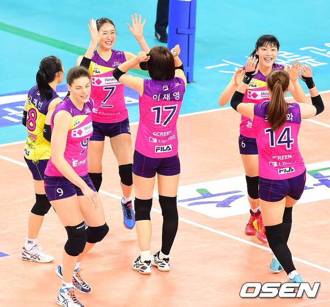 [스포츠종합]‘루크+이재영 51점 합작’ 흥국생명, 안방에서 KGC 격파 | YTN