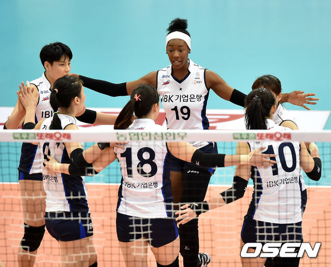 [스포츠종합]'데스티니+박정아 42점' IBK기업은행, GS 완파하고 선두 추격 | YTN