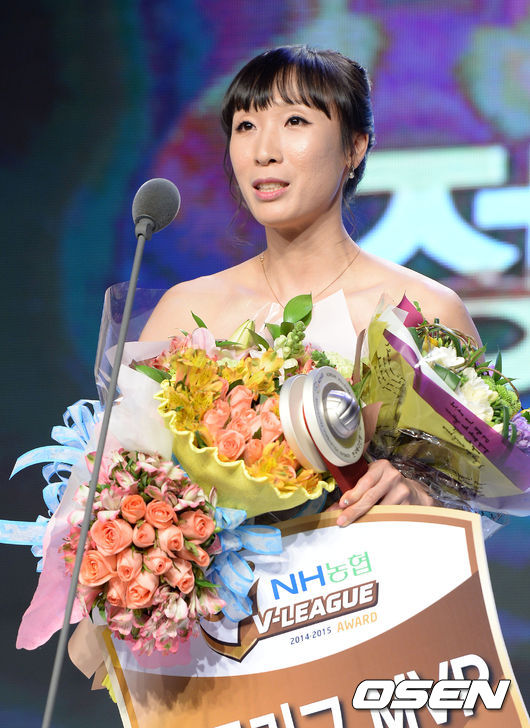 [스포츠종합][사진]이효희,'2년 연속 MVP 수상' | YTN