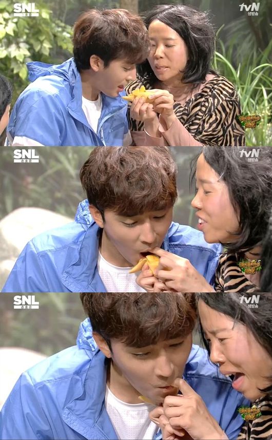 [방송]'SNL' 정명옥, 손호준 입에 손가락 넣어..'므흣+행복' | YTN