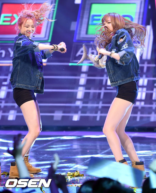 [음악][사진]EXID 솔지-하니,'쇼챔 1위 기념 막춤 선보이며' | YTN