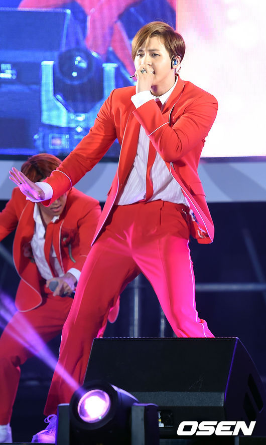 [방송][사진]열창하는 B1A4 신우 | YTN