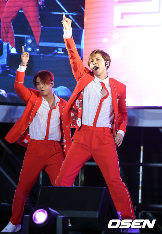 [방송][사진]B1A4 바로-신우,'파워풀한 무대' | YTN