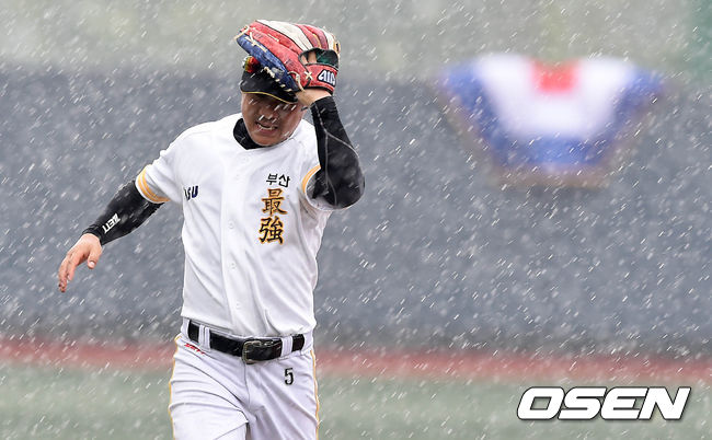 [야구][사진]KBO 직장인 야구대회 오영진,'소나기를 피하고 싶어!' | YTN