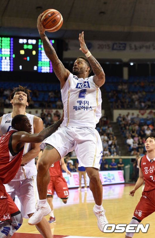 [스포츠종합]'에미트 35점 폭발' KCC, KGC 꺾고 경희대와 맞대결 | YTN