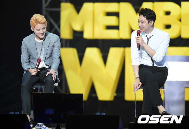 [음악][사진]JYJ 김준수-박유천,'팬들과 즐겁게' | YTN