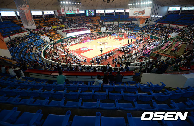 [스포츠종합][사진]승부 조작 폭풍 속 펼쳐진 SK-KCC 개막전 | YTN