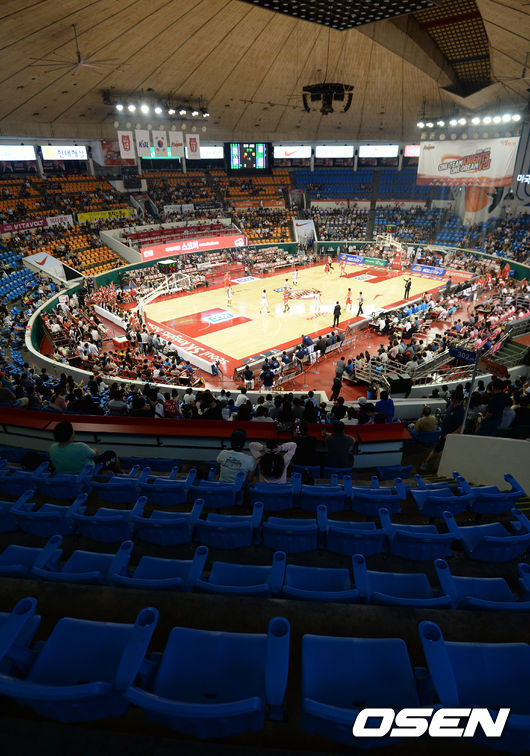 [스포츠종합][사진]SK-KCC,'개막전의 열기는 어디로?' | YTN