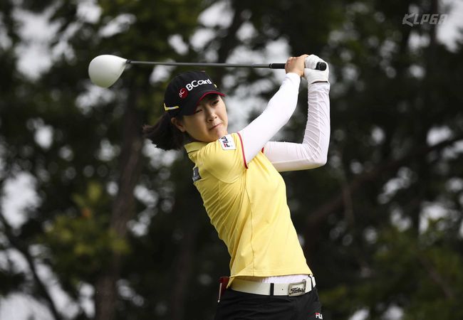 [스포츠종합]이민영, KLPGA 챔피언십 3R도 선두...이정민 2위 점프 | YTN