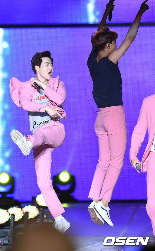 [음악][사진]EXO 수호-카이,'무대를 날아올라!' | YTN