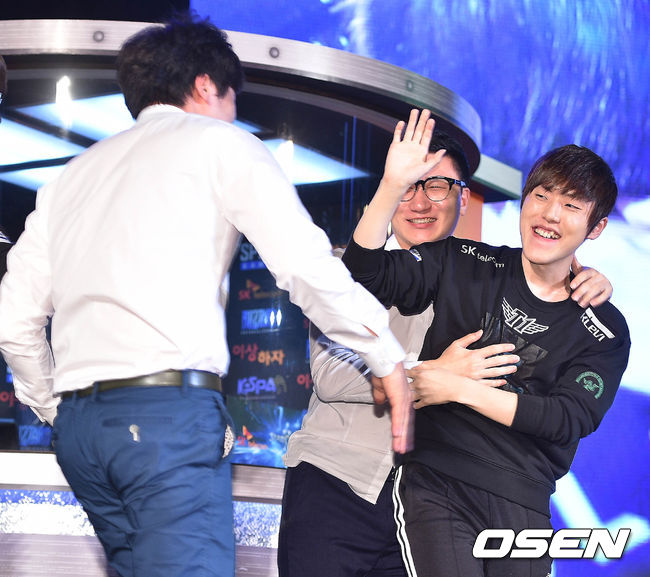 [라이프][사진]SKT 김도우,'감독님 제가 해냈어요!' | YTN