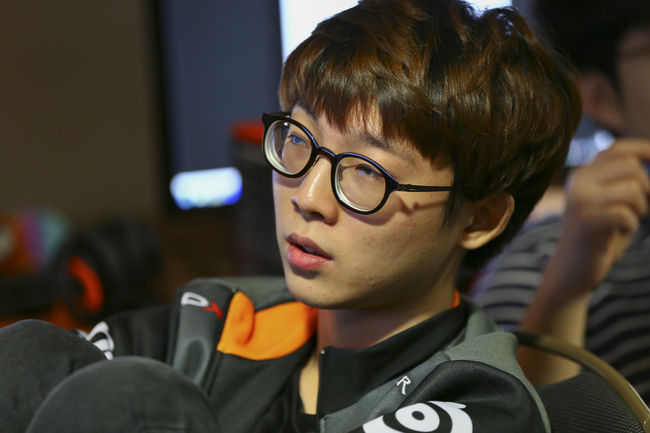 [라이프][롤드컵] 프나틱 vs EDG, 8강전 2세트 완전 재경기로 '속개' | YTN