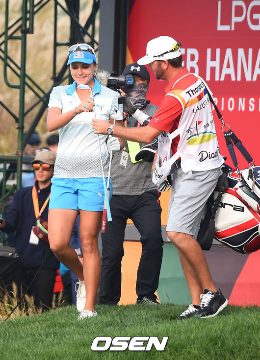 [스포츠종합][사진]미소 짓는 렉시 톰슨,'LPGA 우승에 한걸음 더' | YTN