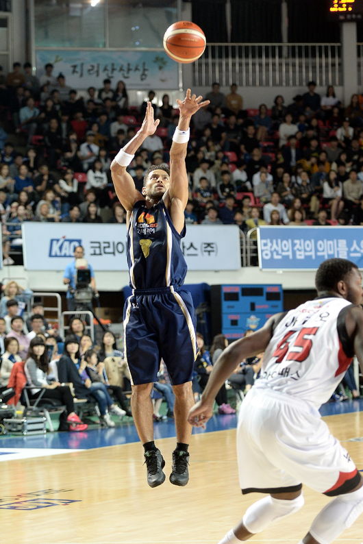 [스포츠종합]태풍 몰아쳤다...KCC, KGC 꺾고 3연패 탈출 | YTN