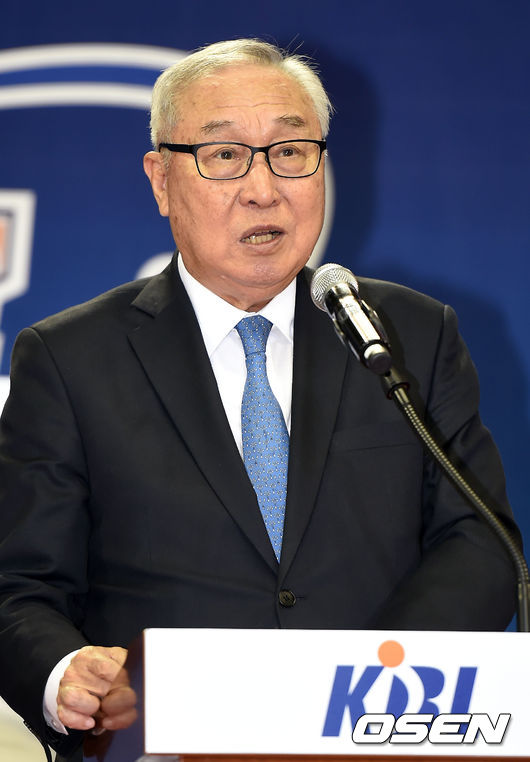[스포츠종합][사진]인사말하는 KBL 김영기 총재 | YTN