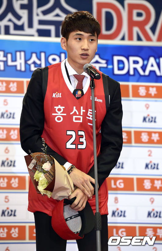 [스포츠종합][사진]1라운드 1순위 문성곤,'KGC에서 최선을 다하겠습니다' | YTN