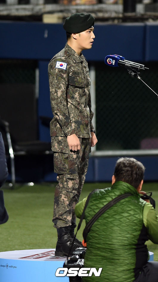 [야구][사진]KS 1차전 애국가 부르는 JYJ 김재중 | YTN