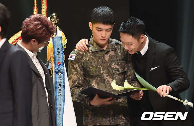 [방송][사진]표창 들여다보는 JYJ | YTN