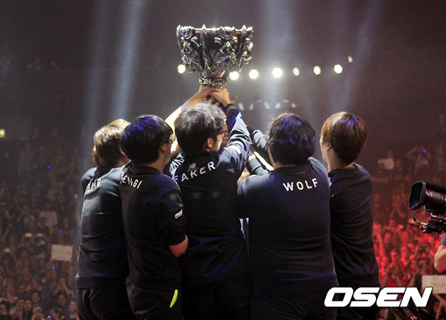 [라이프]'왕의 귀환' SK텔레콤, 사상 첫 롤드컵 'V2' 금자탑...MVP 장경환(종합 2보) | YTN