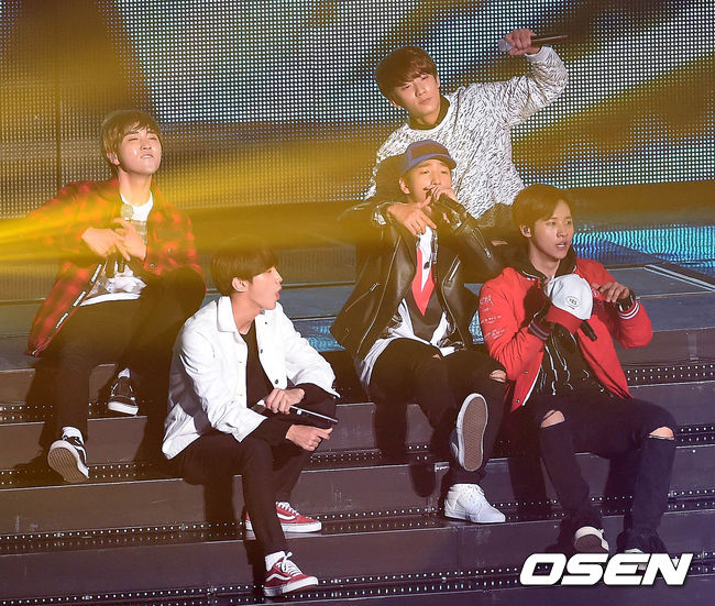 [음악][사진]B1A4,'소녀 팬들 기다려요' | YTN