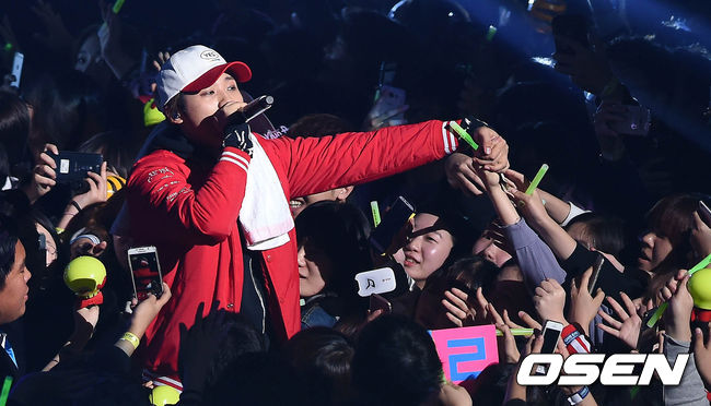 [음악][사진]B1A4 신우,'화끈한 팬 서비스' | YTN