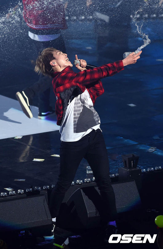 [음악][사진]B1A4 산들,'물폭탄' | YTN