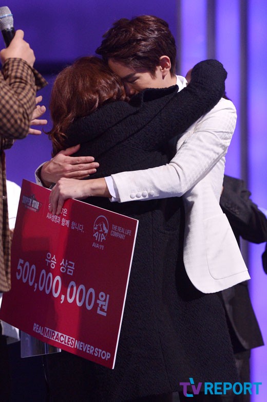 [방송][T포토] 케빈오 '어머니와 눈물의 포옹'(슈퍼스타K7) | YTN