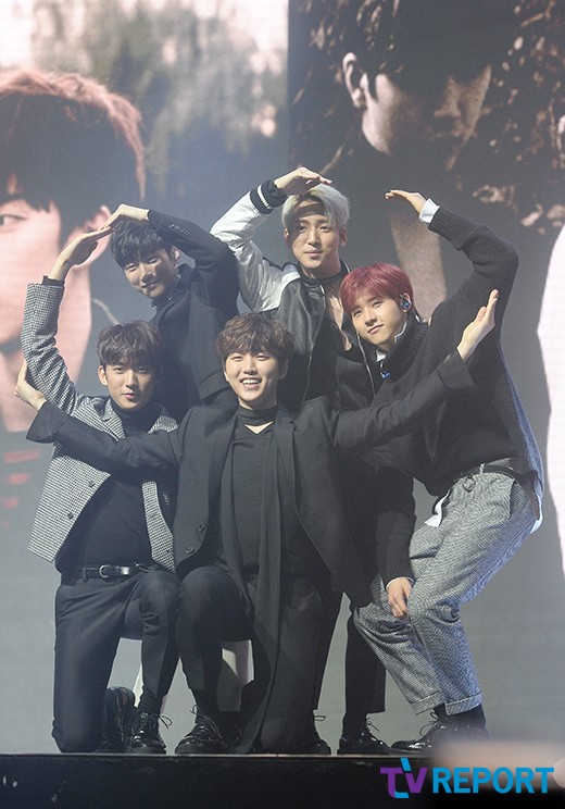 [음악][T포토] B1A4 '온 몸으로 만든 큰 하트' | YTN