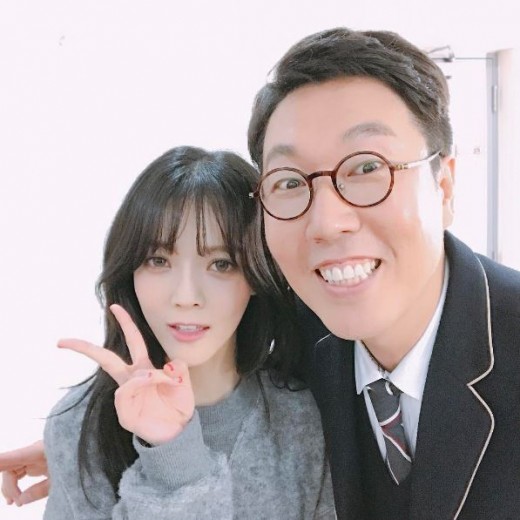 [방송]"내 짝꿍"…AOA 지민X김영철, 다정한 투샷 | YTN