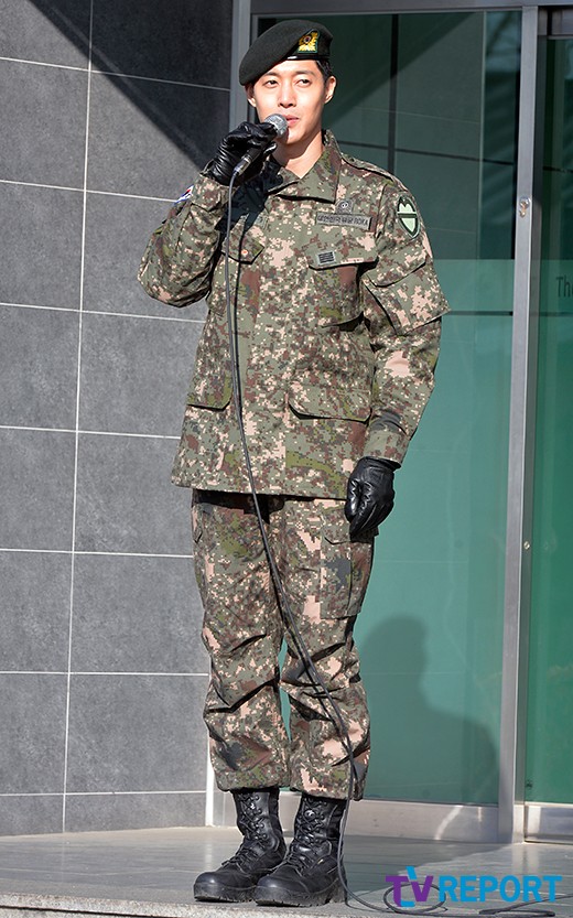[방송][T포토] 김현중 '21개월 군복무 마치고 전역' | YTN