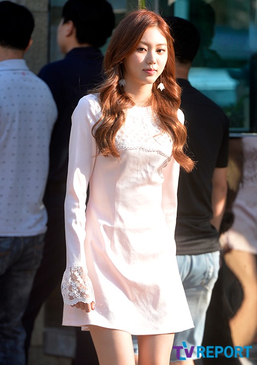 [방송][T포토] CLC 권은빈 '햇살보다 눈부셔' | YTN