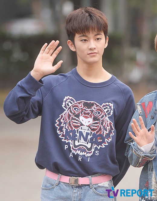 [방송][T포토] NCT 마크 '인사는 시크하게~' | YTN