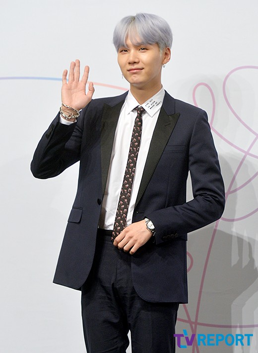 [방송][T포토] 방탄소년단 슈가 '은발머리 어때요?' | YTN