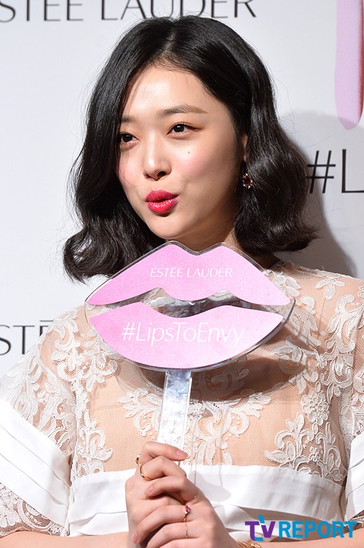 [방송][T포토] 설리 '입술 위에 츄' | YTN