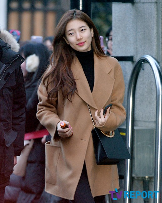 [방송][T포토-Lab] 수지 '정말 민낯 맞나요? 이른 아침에도 돋보이는 청순 비주얼' | YTN