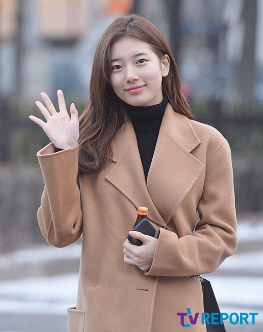 [방송][T포토-Lab] 수지 '정말 민낯 맞나요? 이른 아침에도 돋보이는 청순 비주얼' | YTN