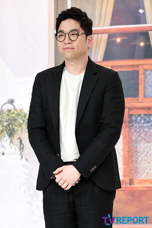 [방송][T포토] 이적 '카페 주인같은 기본 포즈' | YTN