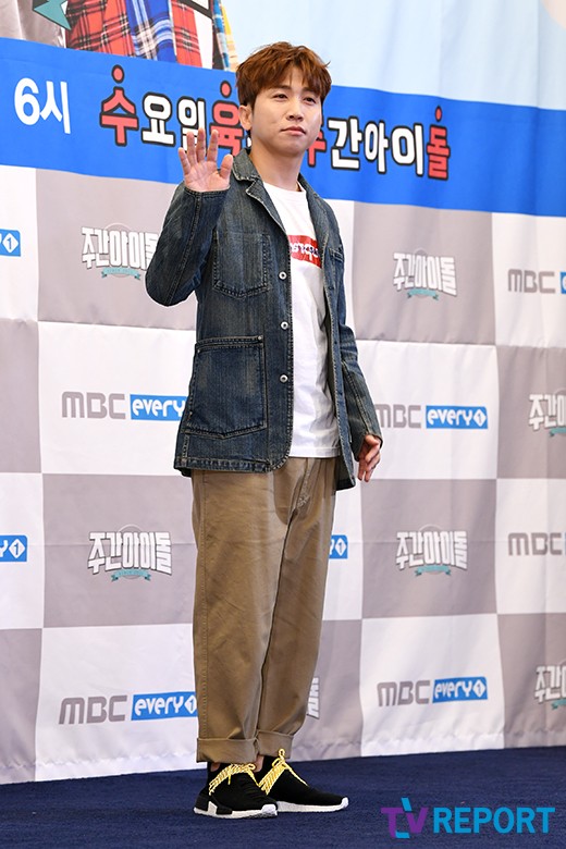 [방송][T포토] 유세윤 '분위기 있는 손인사' | YTN